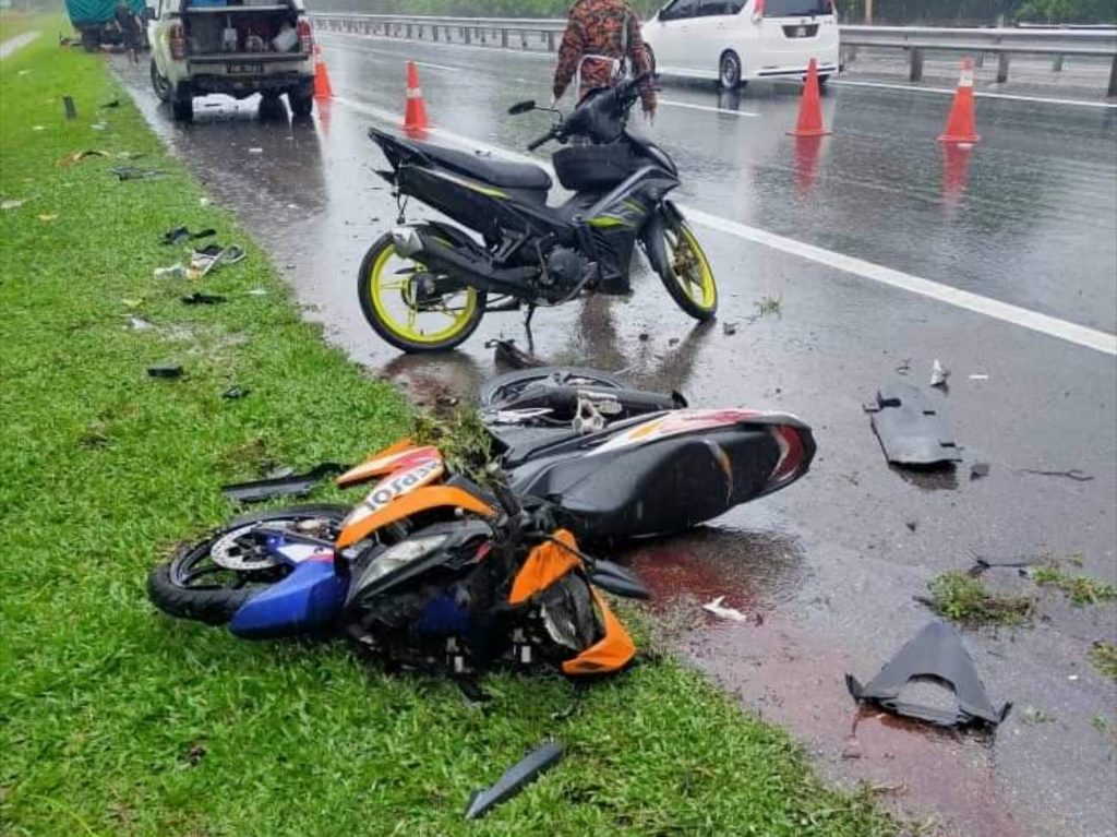 Lori Rempuh Penunggang Motosikal Berteduh Bawah Jambatan, Dua Maut - BikesRepublic.com